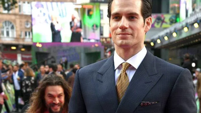 Jason Momoa Sneaks Up On Henry Cavill Know Your Meme