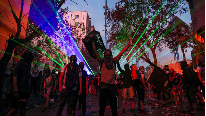 Chilean protesters using lasers to fight riot police | Know Your Meme