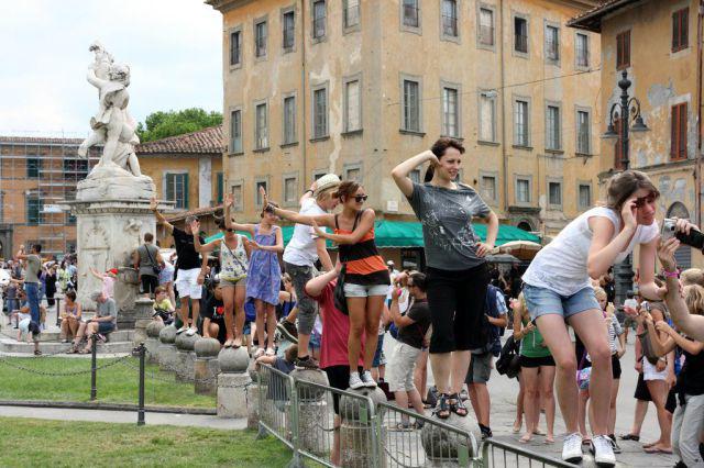 [Image - 330909] | Forced Perspective | Know Your Meme