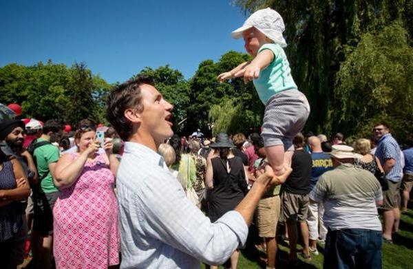 Justin Trudeau Balancing a Baby with One Hand | Justin Trudeau | Know ...