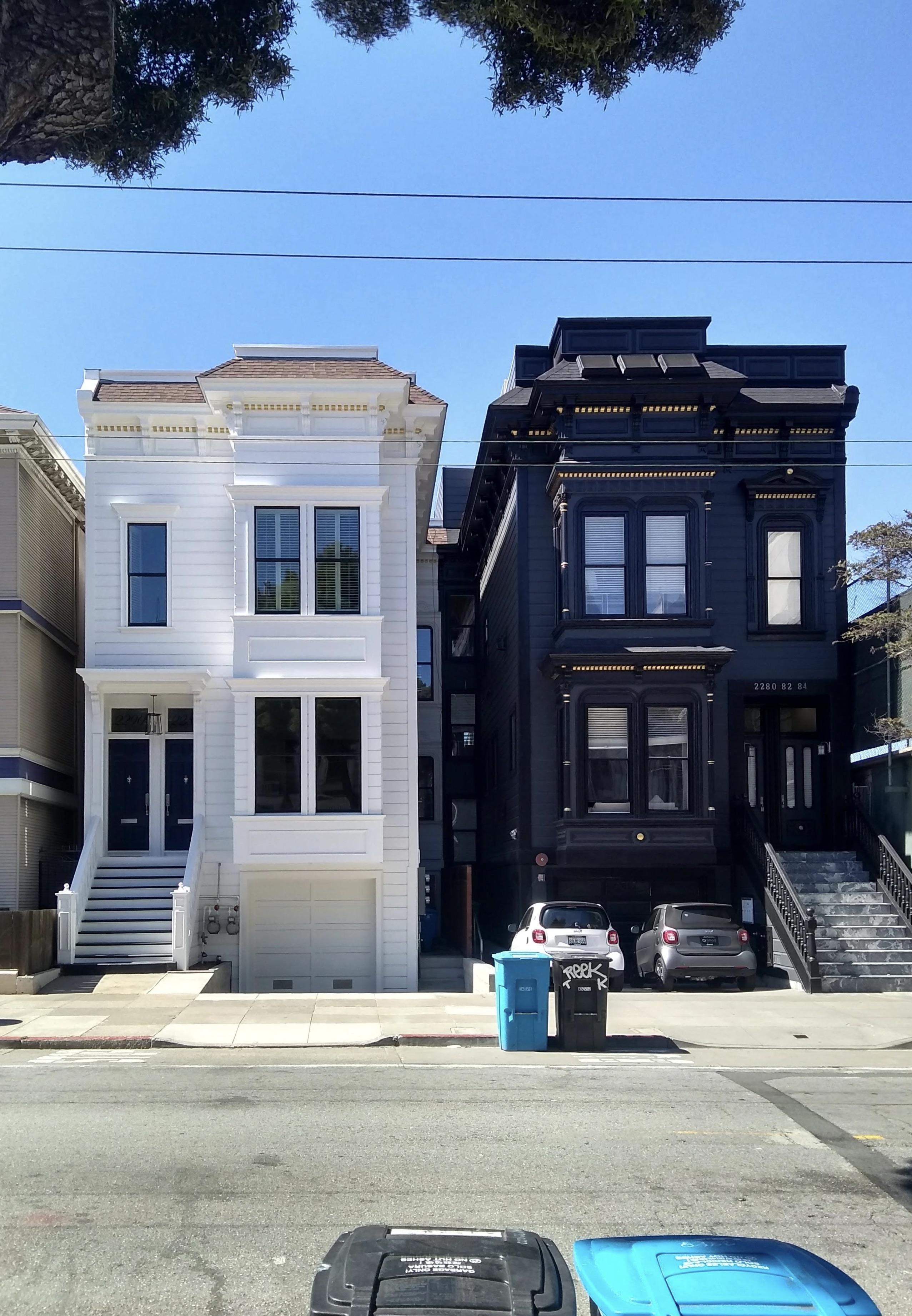 These two adjacent houses are almost complete opposites | /r ...