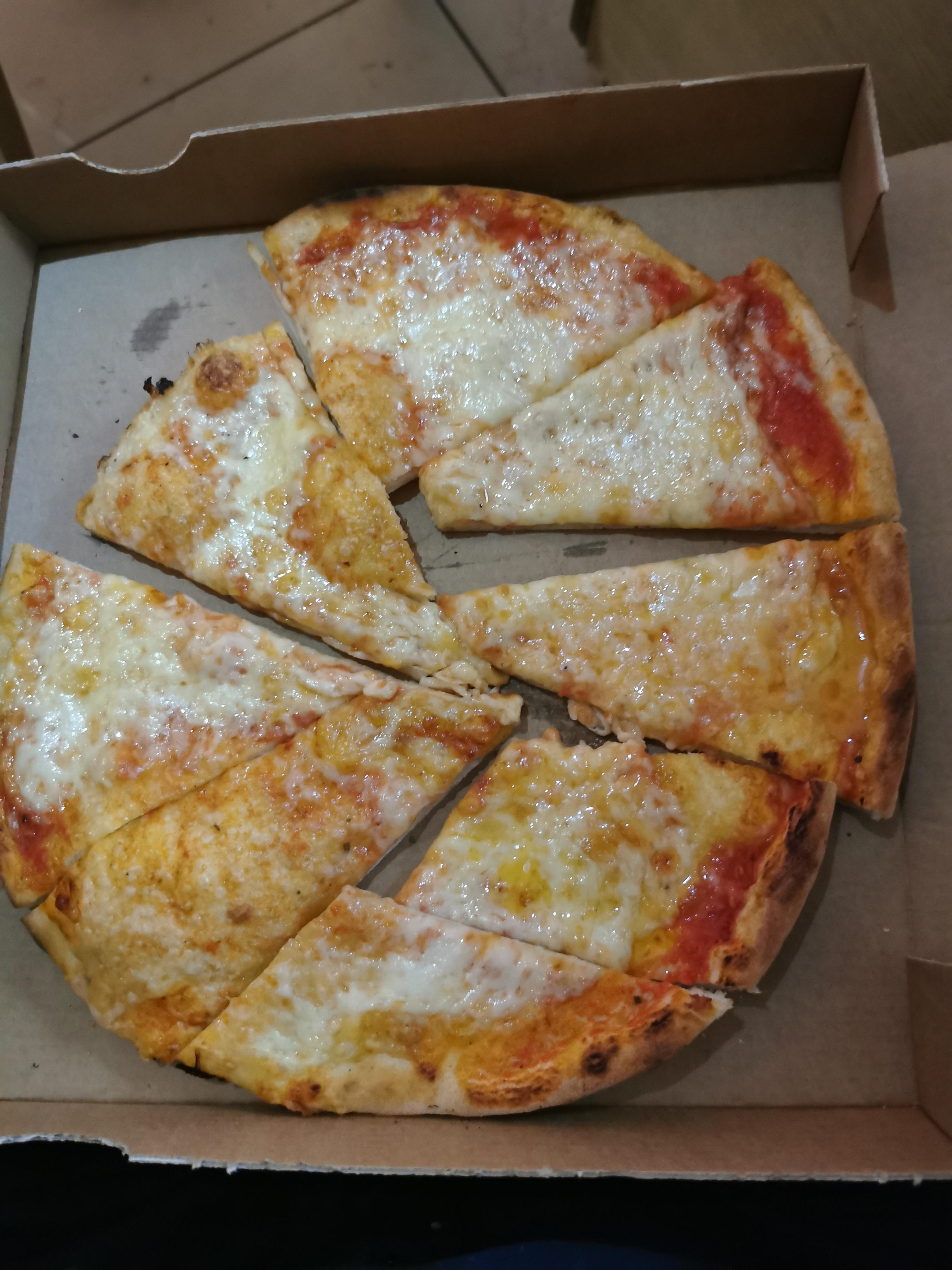 My local pizzeria can't cut pizza either. | /r/MildlyInfuriating ...