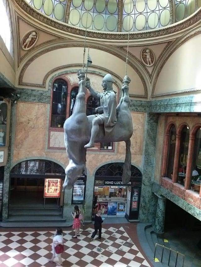 upside down statue | /r/Hmmm | Know Your Meme