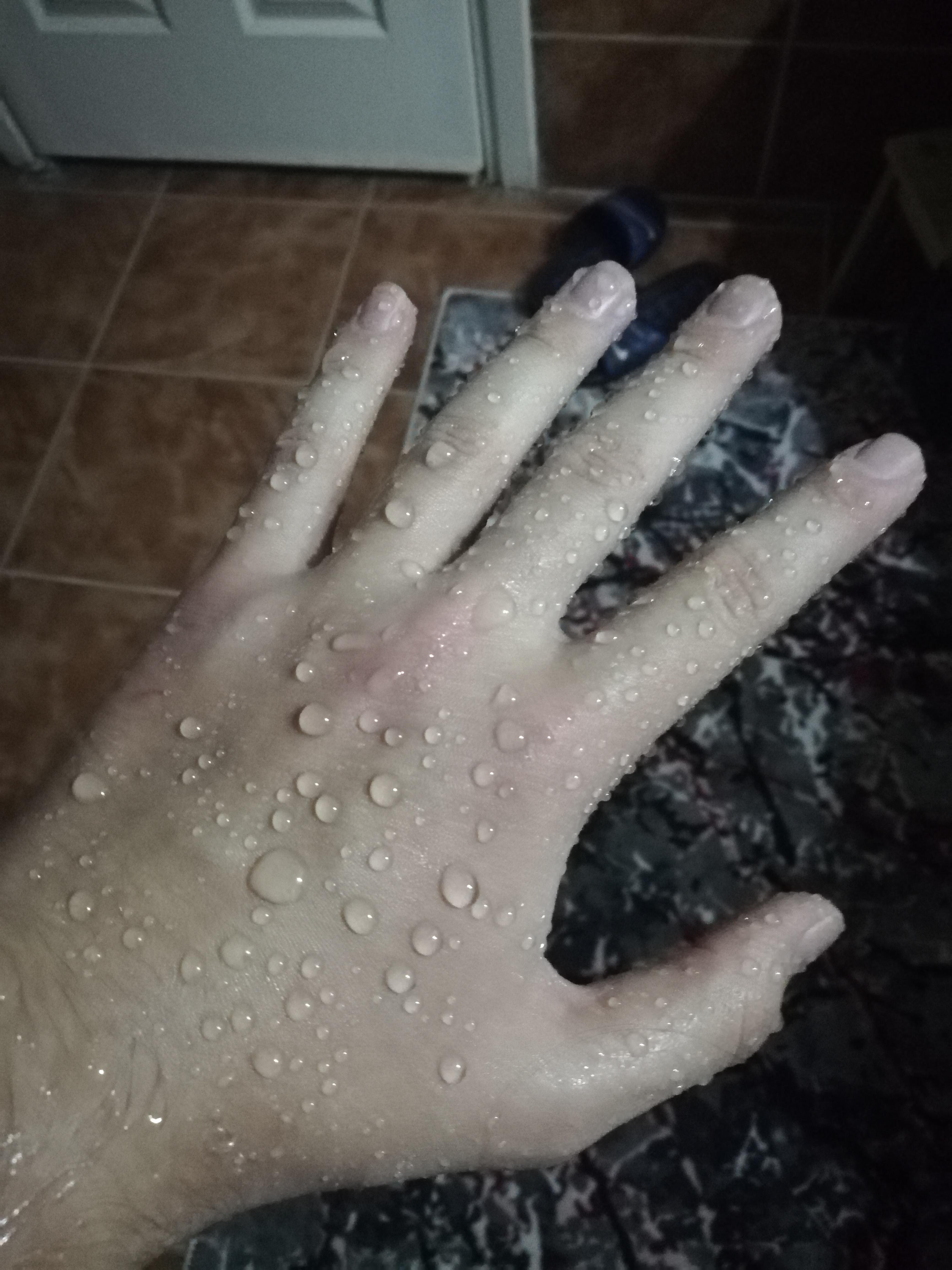 The lotion i put on made my hand hydrophobic | /r/mildlyinteresting ...