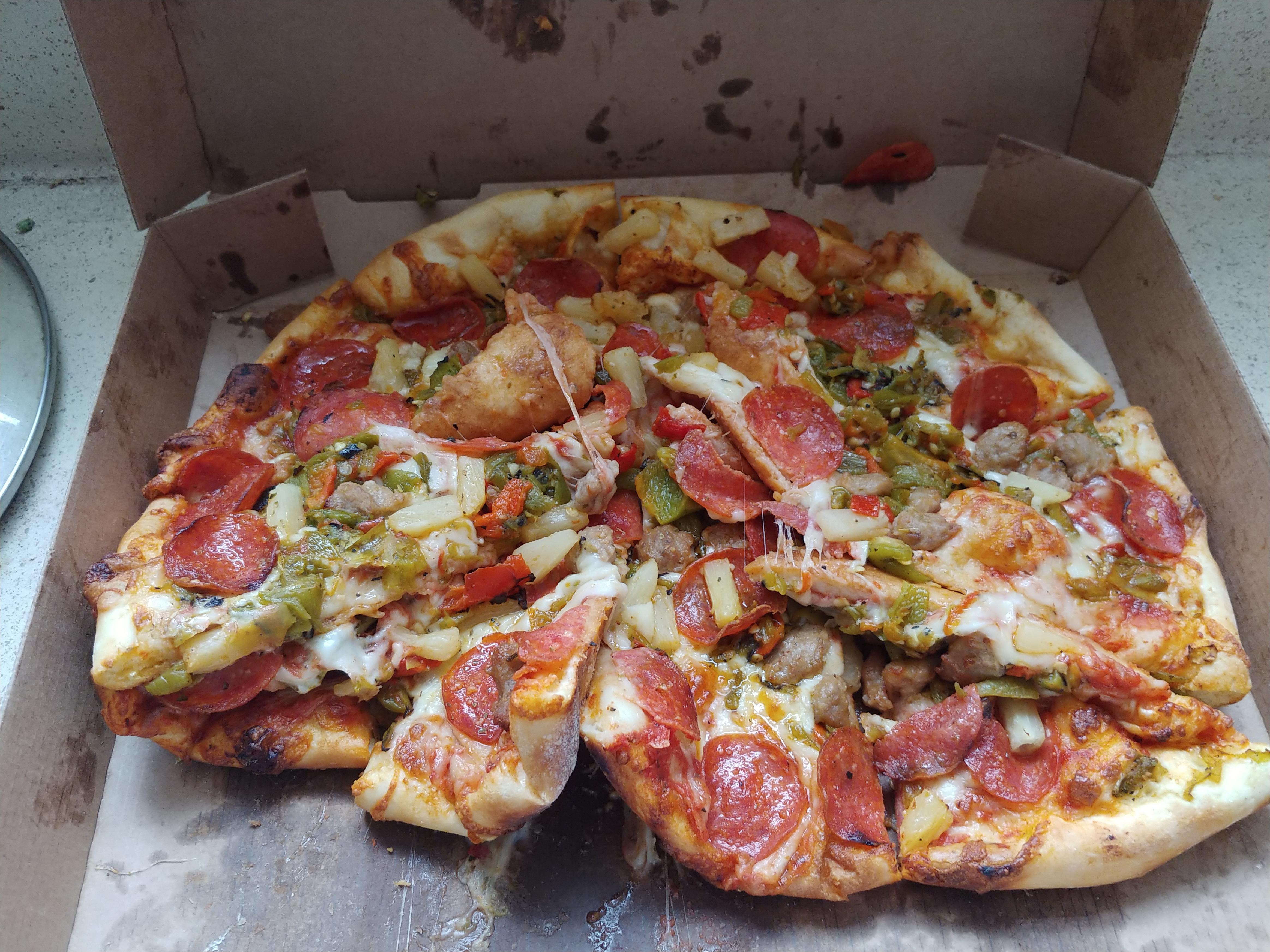 My pizza arrived. | /r/MildlyInfuriating | Mildly Infuriating | Know ...