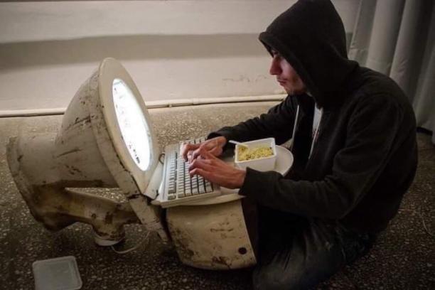 Gaming Setup | /r/Hmmm | Know Your Meme