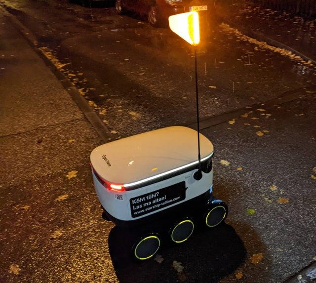 A Delivery Robot in Action | Mildly Interesting | Know Your Meme