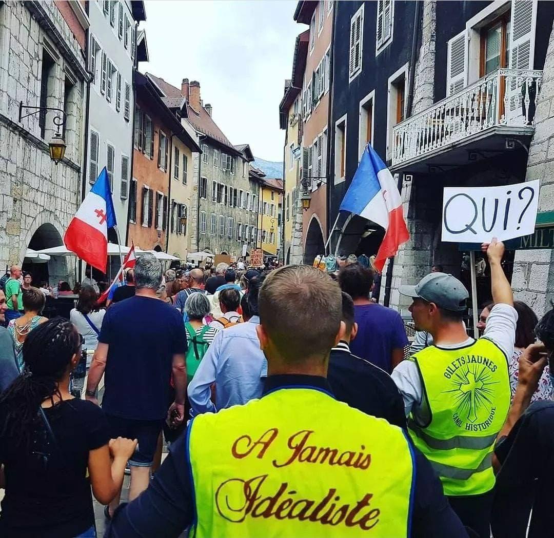 QUI? Sign In French Protest | Qui? / Claude Posternak's Interview To ...
