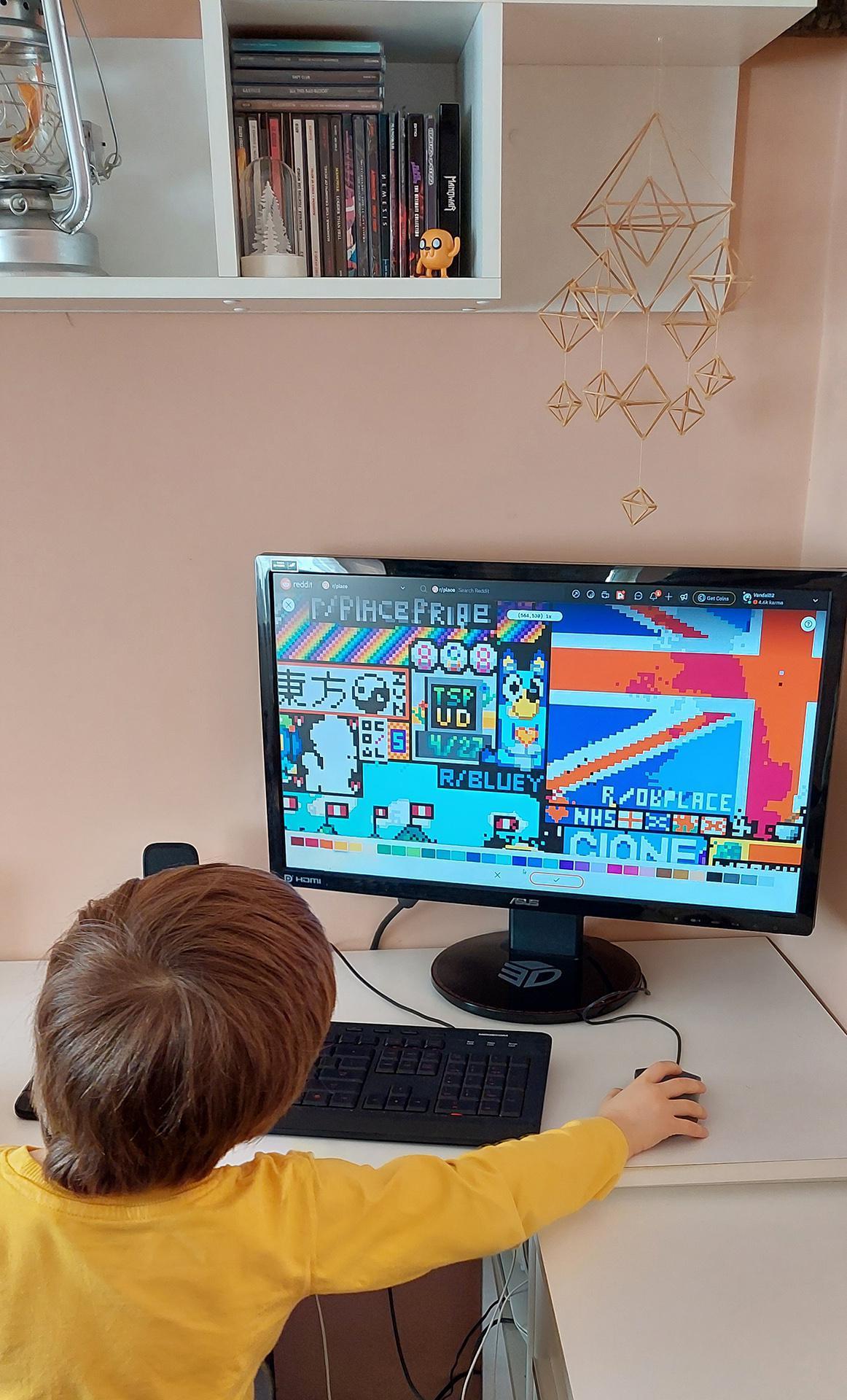 The younger generation of r/place | /r/place / Place (Reddit) | Know ...