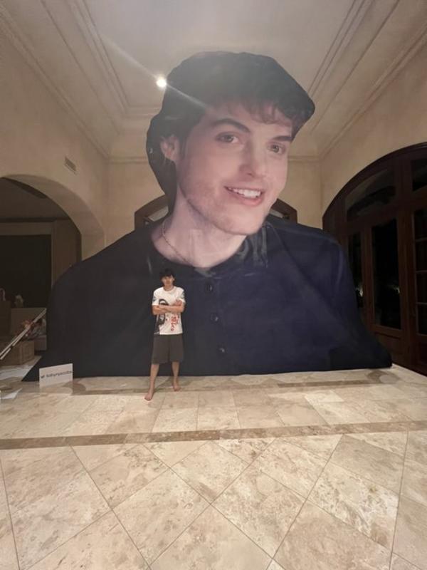 20ft Tall Cutout of Dream's Face | Dream Face Reveal | Know Your Meme