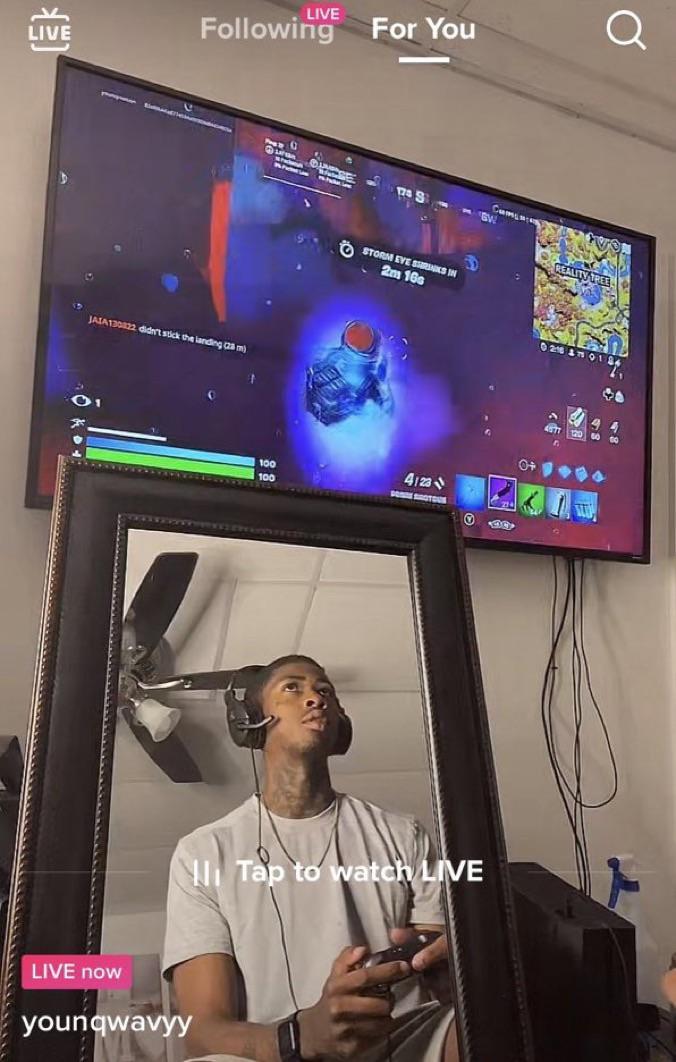 He uses a mirror as a facecam.keep it pushing | /r/wholesomememes ...