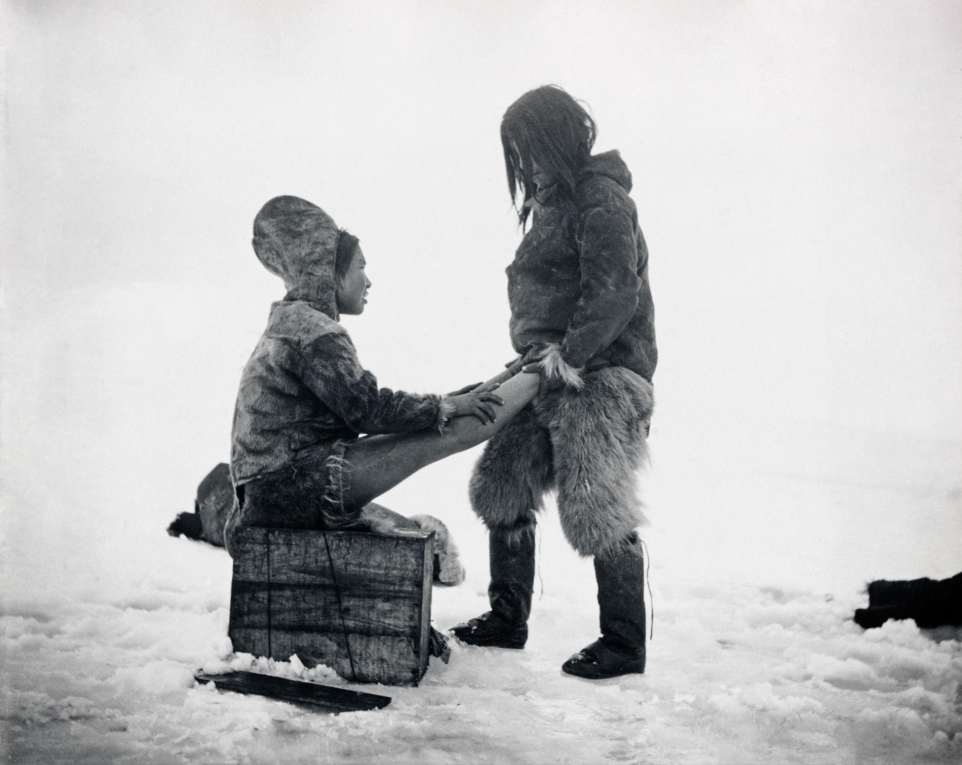 Inuit man warms his wife’s feet, Greenland, 1890 | /r/wholesomememes ...