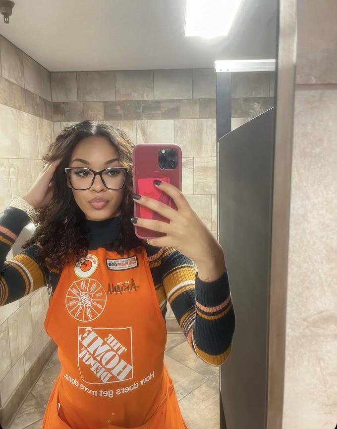 Home Depot Girl Bathroom Mirror Selfie Home Depot Girl Know Your Meme