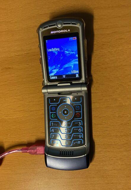25 Photos From The Late 90s and 2000s Showing Iconic Flip Phone Designs ...