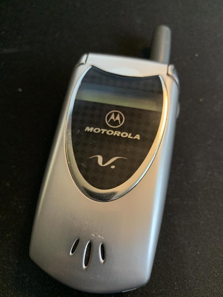 25 Photos From The Late 90s and 2000s Showing Iconic Flip Phone Designs ...