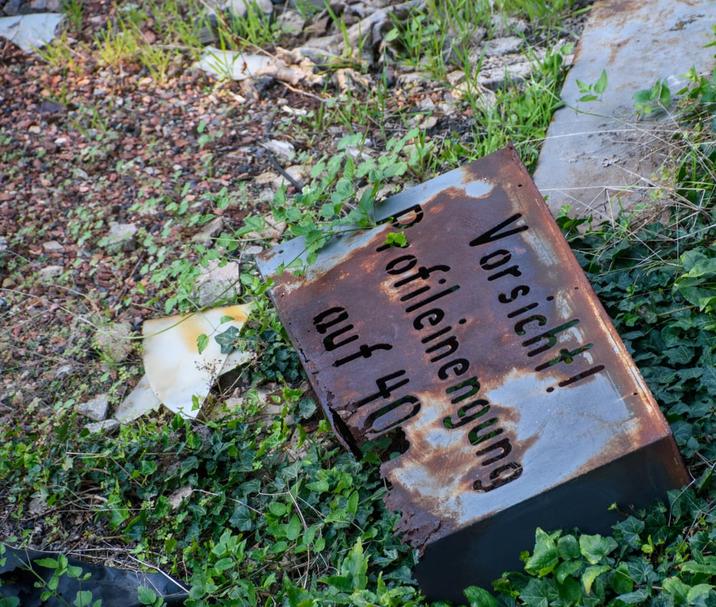 23 Images Of Abandoned And Old Signs Across the World | Know Your Meme