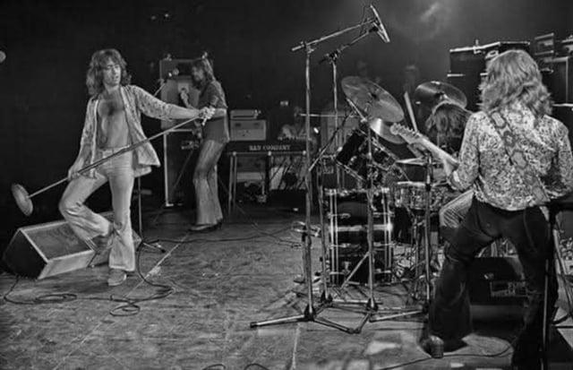 25 Old-School Concert Photos Of Classic Rockers On Stage In The '70s ...