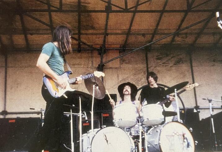 25 Old-School Concert Photos Of Classic Rockers On Stage In The '70s ...