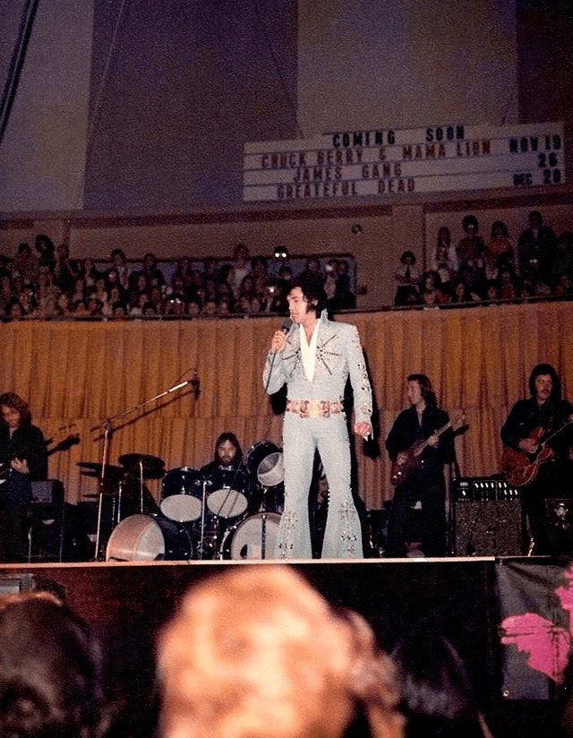 25 Old-School Concert Photos Of Classic Rockers On Stage In The '70s ...