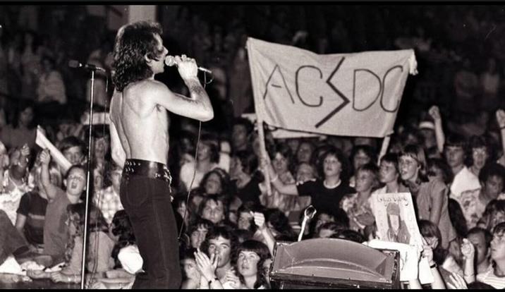 25 Old-School Concert Photos Of Classic Rockers On Stage In The '70s ...