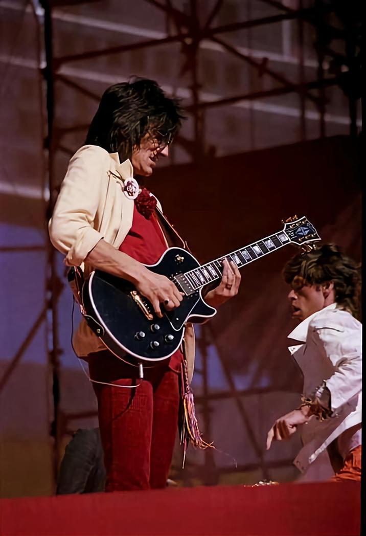 25 Old-School Concert Photos Of Classic Rockers On Stage In The '70s ...