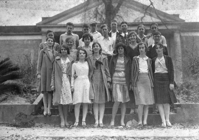 25 Retro Photos Of Grad Season In The Past | Know Your Meme