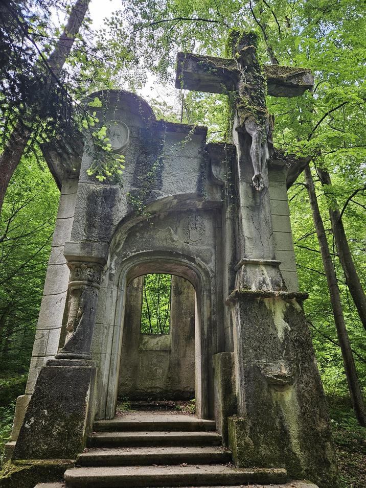 16 Stunning Images Revealing Forgotten and Abandoned Crypts You Must ...