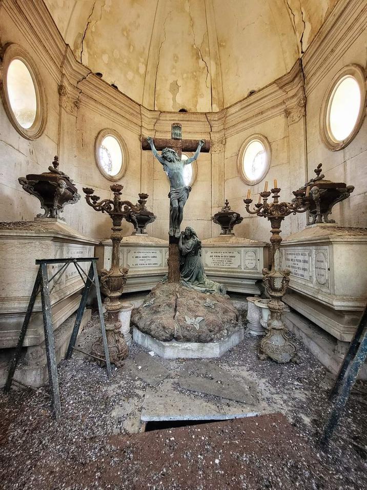 16 Stunning Images Revealing Forgotten and Abandoned Crypts You Must ...