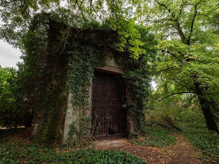 16 Stunning Images Revealing Forgotten and Abandoned Crypts You Must ...