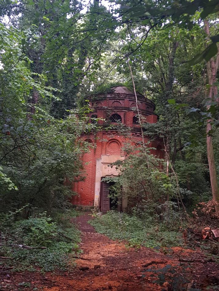 16 Stunning Images Revealing Forgotten and Abandoned Crypts You Must ...