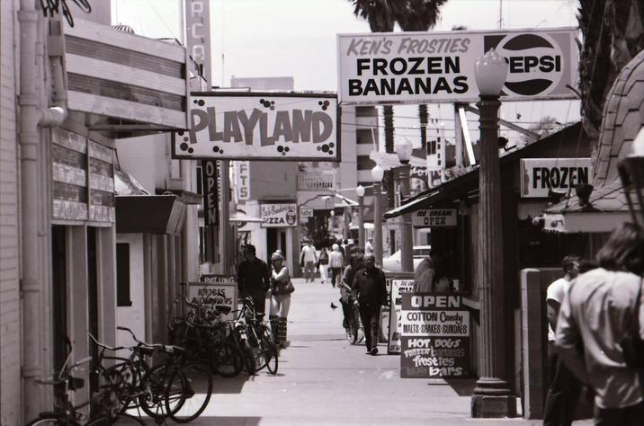 Throwing It Back To 1974 With 25 Vintage Photos | Know Your Meme