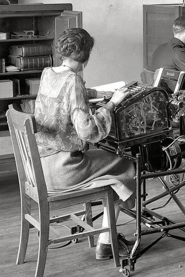 Experience Life In The Past With 25 Vintage, 1920s Photos | Know Your Meme