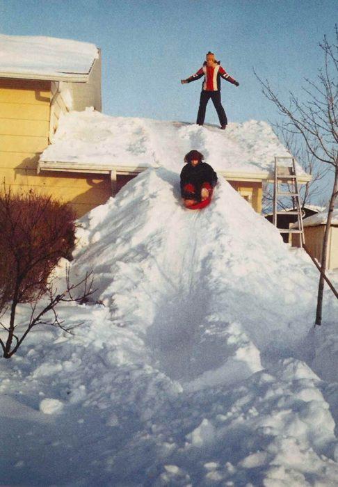 25 Vintage Chilly Scenes Of People Having Fun In The Snow | Know Your Meme