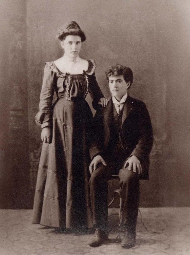 A couple in the 1900s | History / Nostalgia | Know Your Meme