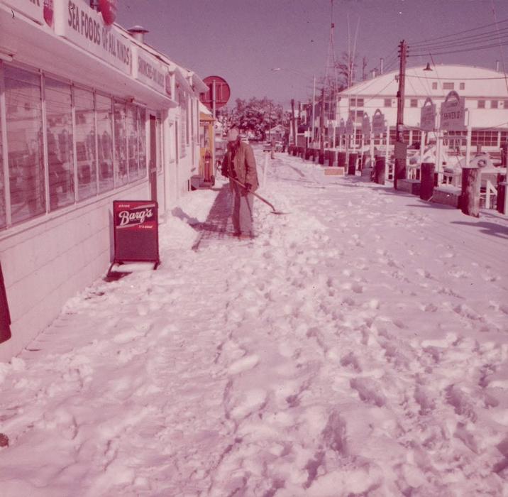 Shovelling snow in Mississippi, 1963 | Know Your Meme