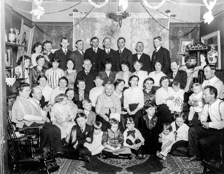 A family in 1910 | History / Nostalgia | Know Your Meme