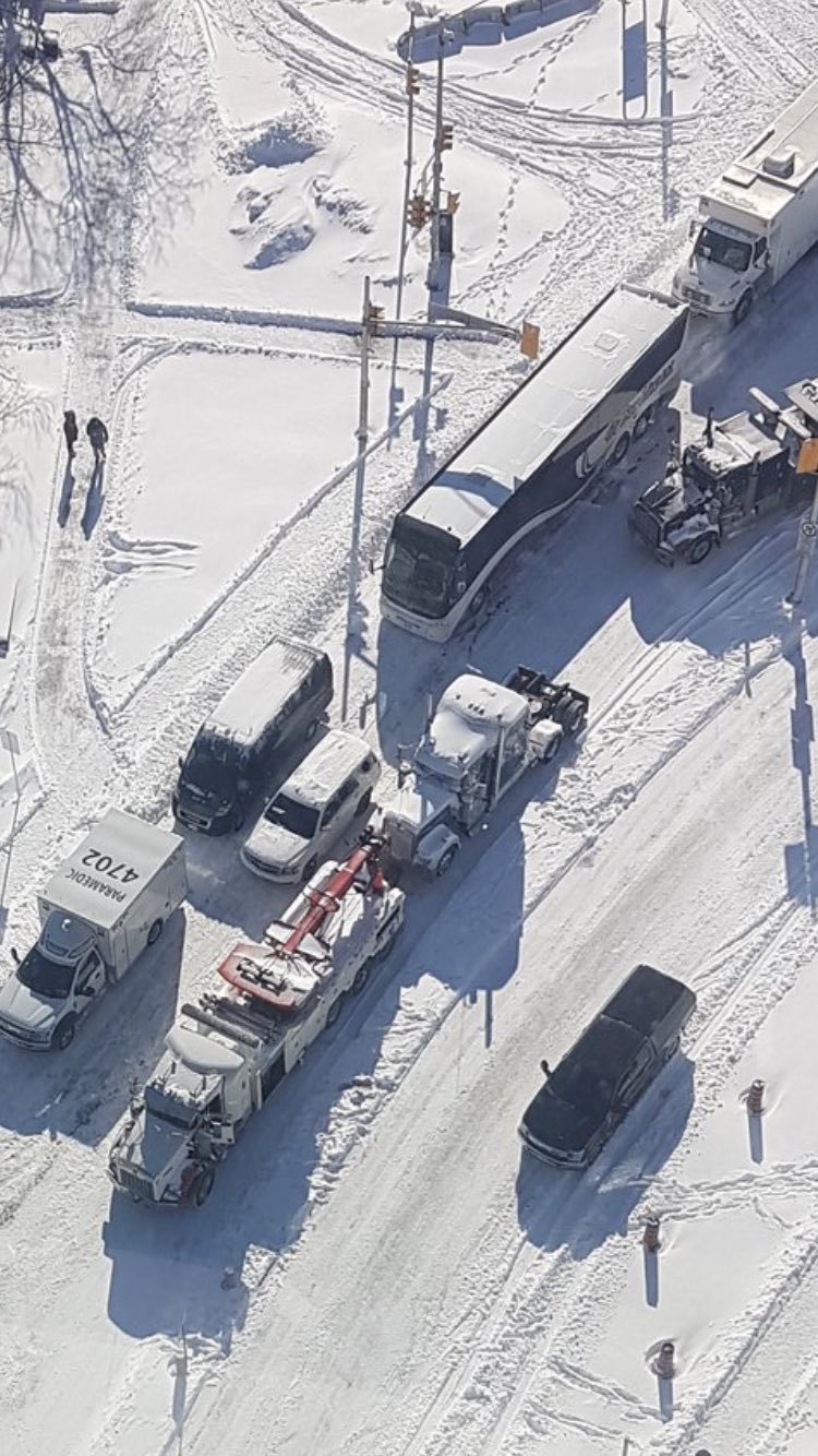 Towing a Truck | Canadian Freedom Convoy / Convoi de la Liberté | Know ...