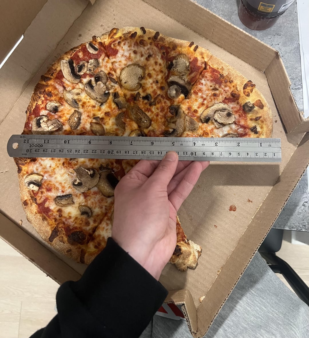 This '14"' pizza | Mildly Infuriating | Know Your Meme