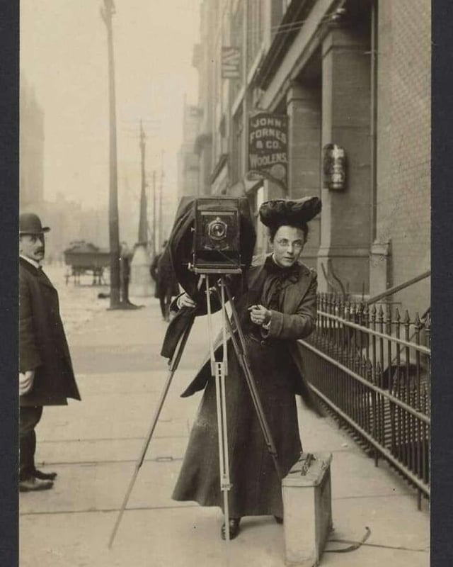 Jesse Tarbox Beals in Manhattan, pioneer of women photographers, 1901 ...