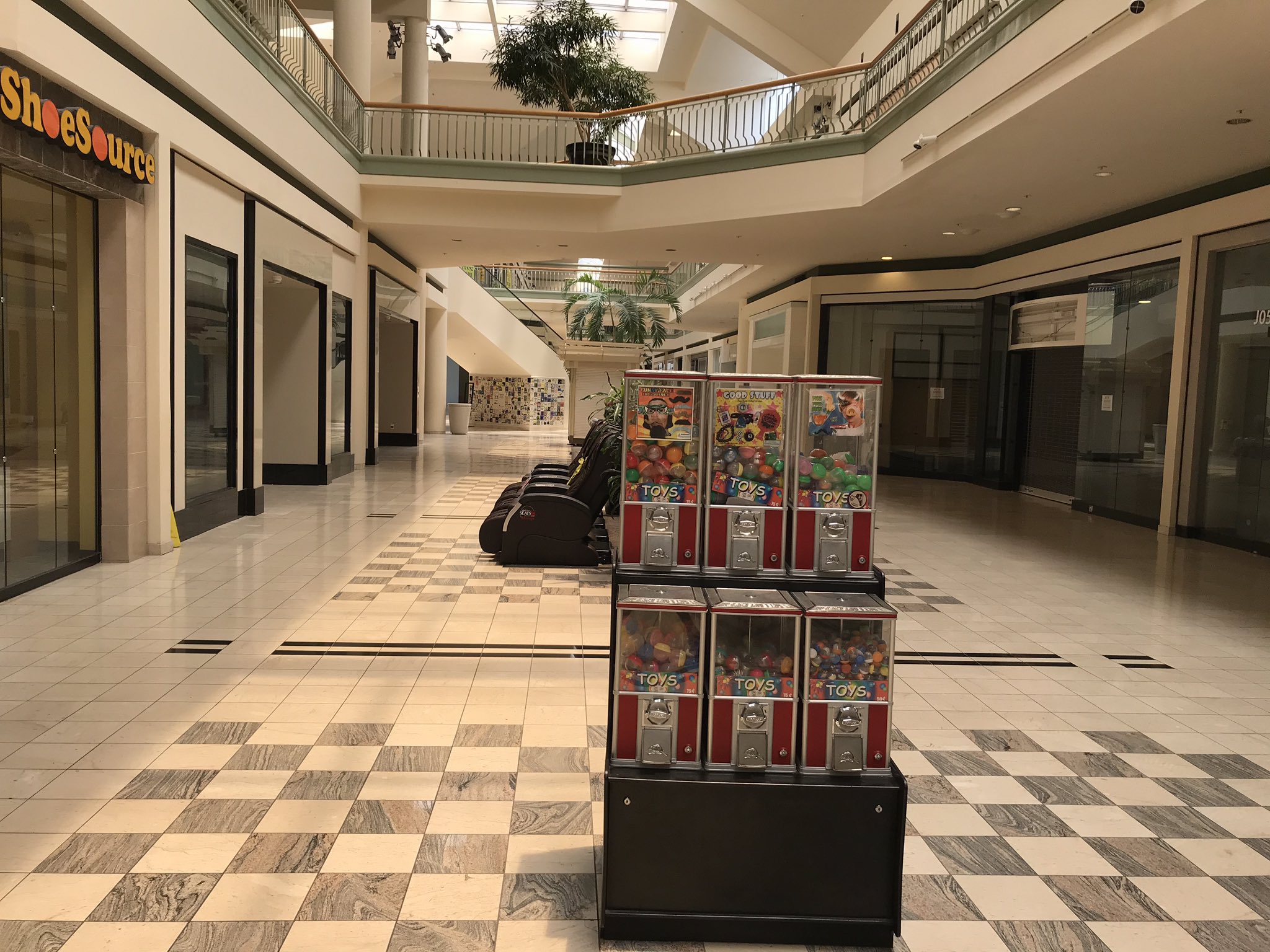 Abandoned mall | Liminal Spaces / Images With Elegiac Auras / Dreamcore ...