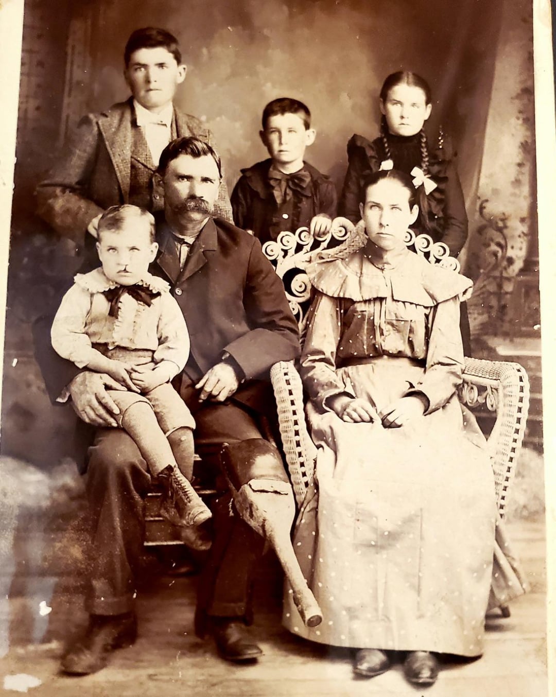 A family in 1902 | History / Nostalgia | Know Your Meme