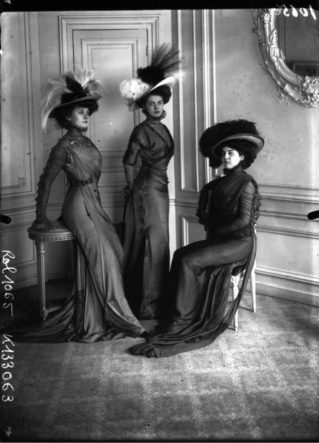 Ladies modelling in 1908 | History / Nostalgia | Know Your Meme