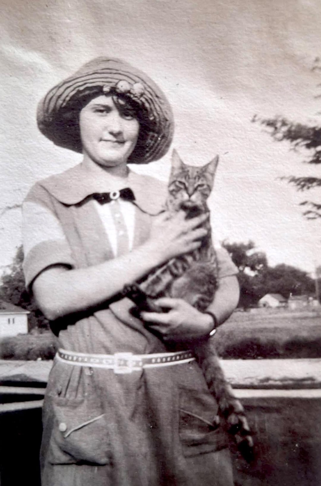 A girl and her cat, 1930s | History / Nostalgia | Know Your Meme