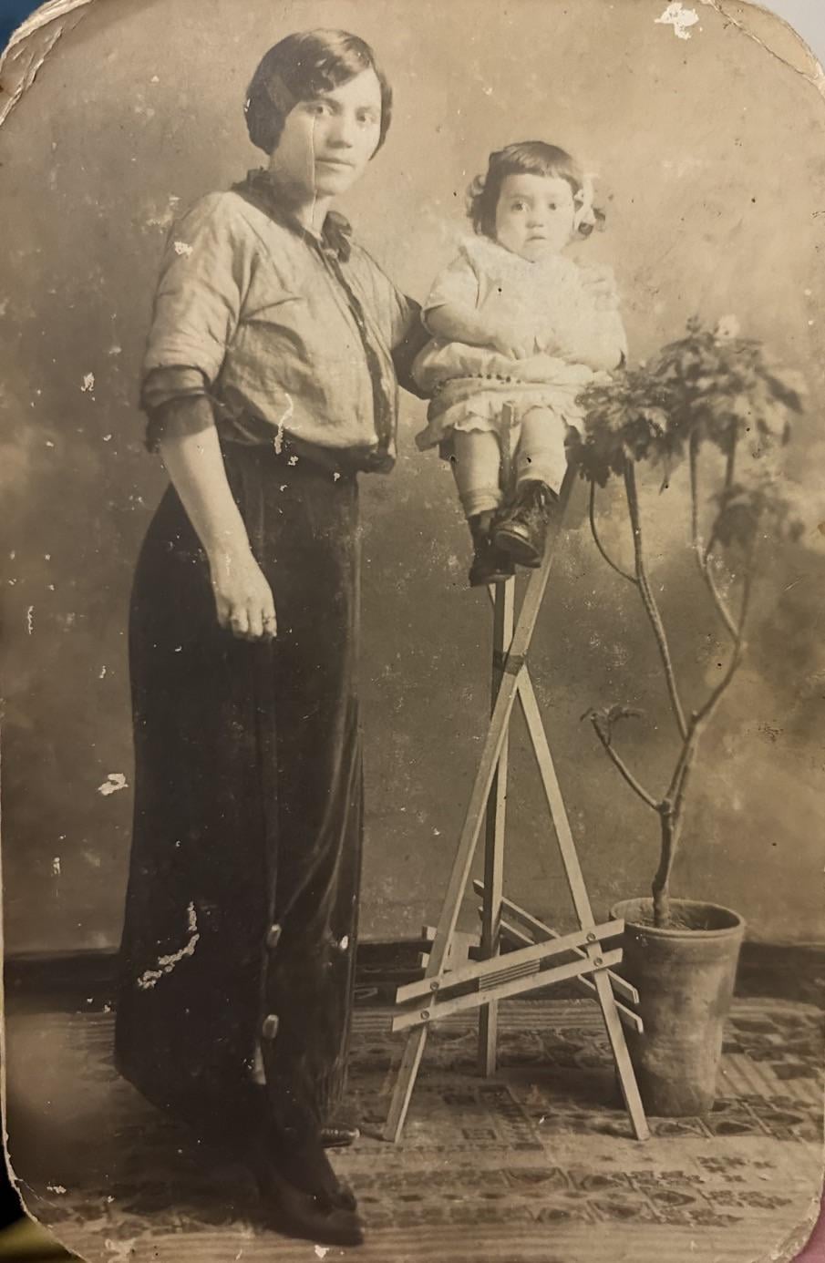 A family photo, 1922 | History / Nostalgia | Know Your Meme